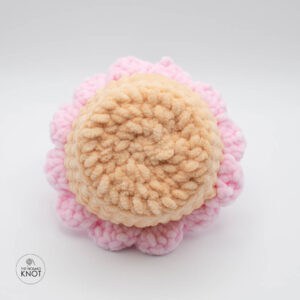 Crochet Cupcake Free Pattern – No-sew and Plush Yarn ⋆ The Nomad Knot